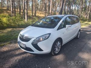 White Opel Zafira 2013 in Saldus, with an engine capacity of 2.00 L and mileage of 397 thousand km for 3100 €, photo 4 on AUTOMOTO.COM.LV