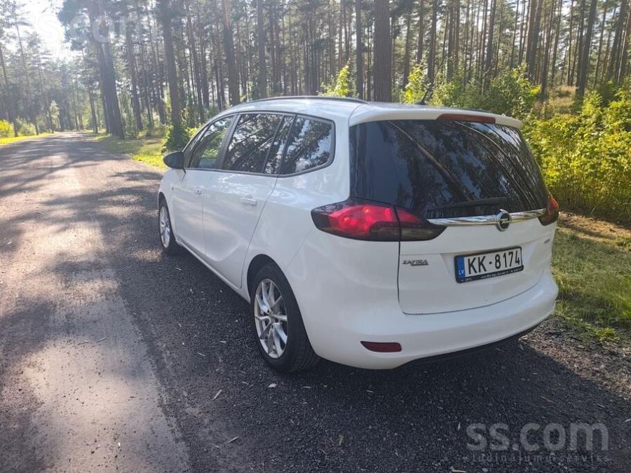 White Opel Zafira 2013 in Saldus, with an engine capacity of 2.00 L and mileage of 397 thousand km for 3100 €, photo 5 on AUTOMOTO.COM.LV
