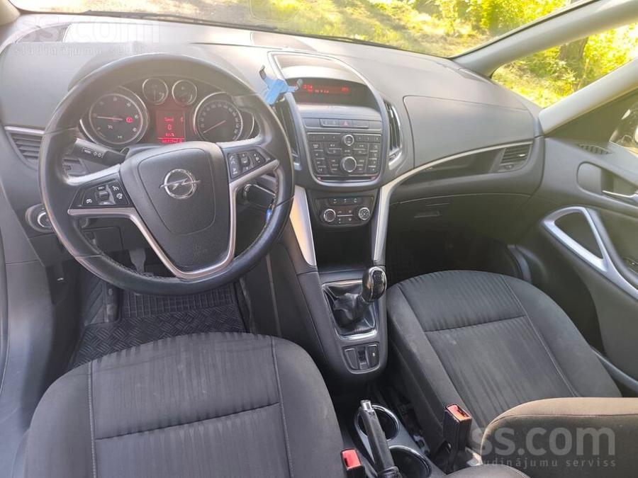 White Opel Zafira 2013 in Saldus, with an engine capacity of 2.00 L and mileage of 397 thousand km for 3100 €, photo 6 on AUTOMOTO.COM.LV