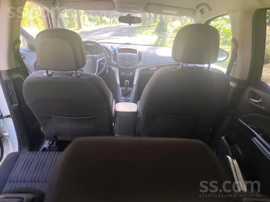 White Opel Zafira 2013 in Saldus, with an engine capacity of 2.00 L and mileage of 397 thousand km for 3100 €, photo 7 on AUTOMOTO.COM.LV