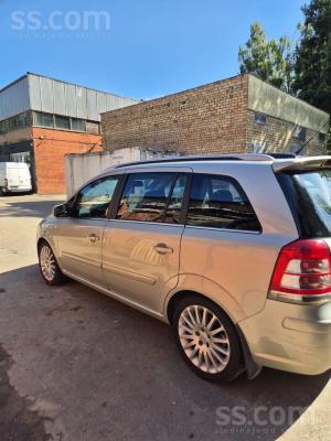 Yellow Opel Zafira 2006 in Jurmala, with an engine capacity of 2.20 L and mileage of 389 thousand km for 1700 €, photo 11 on AUTOMOTO.COM.LV