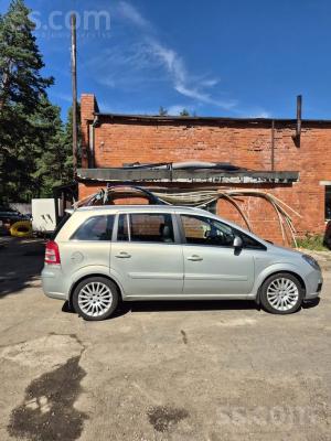 Yellow Opel Zafira 2006 in Jurmala, with an engine capacity of 2.00 L and mileage of 389 thousand km for 1500 €, photo 3 on AUTOMOTO.COM.LV