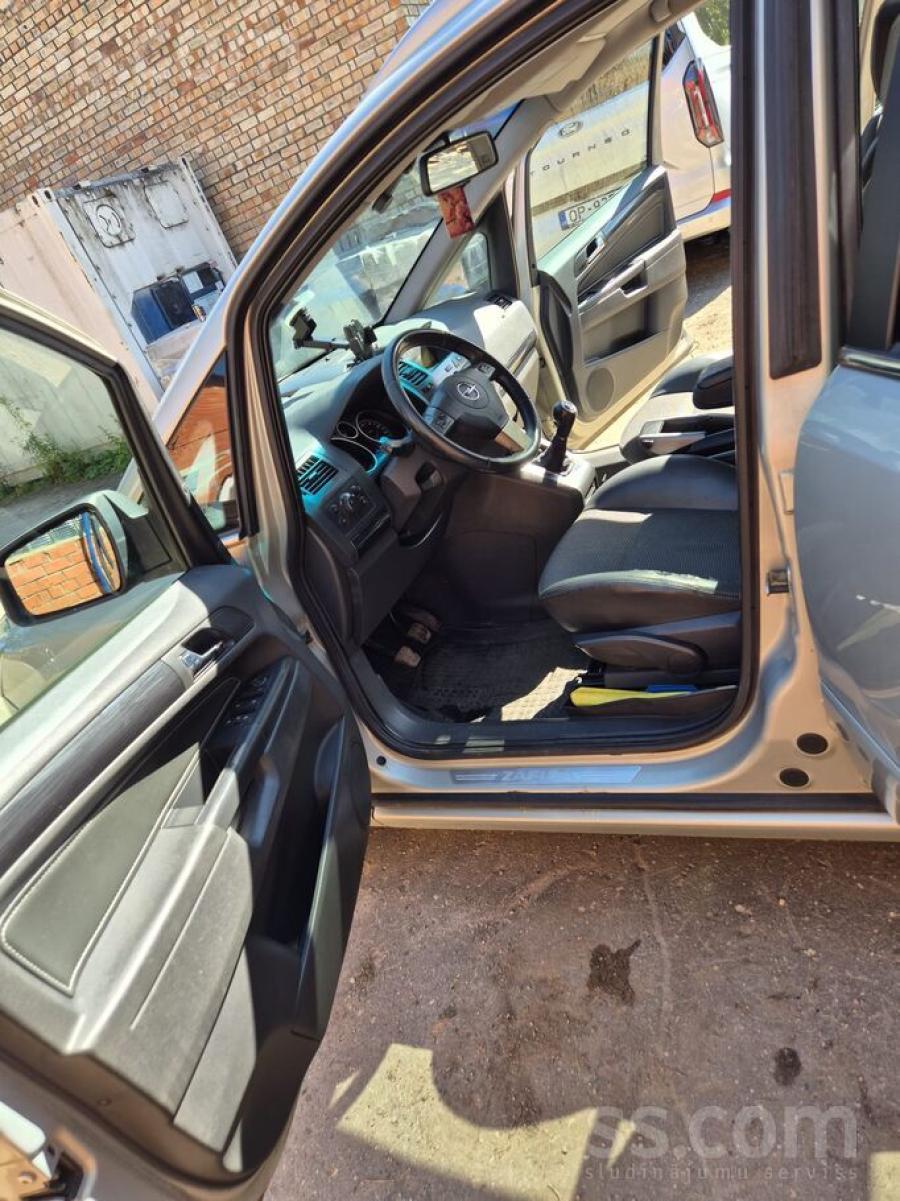 Yellow Opel Zafira 2006 in Jurmala, with an engine capacity of 2.00 L and mileage of 389 thousand km for 1500 €, photo 6 on AUTOMOTO.COM.LV