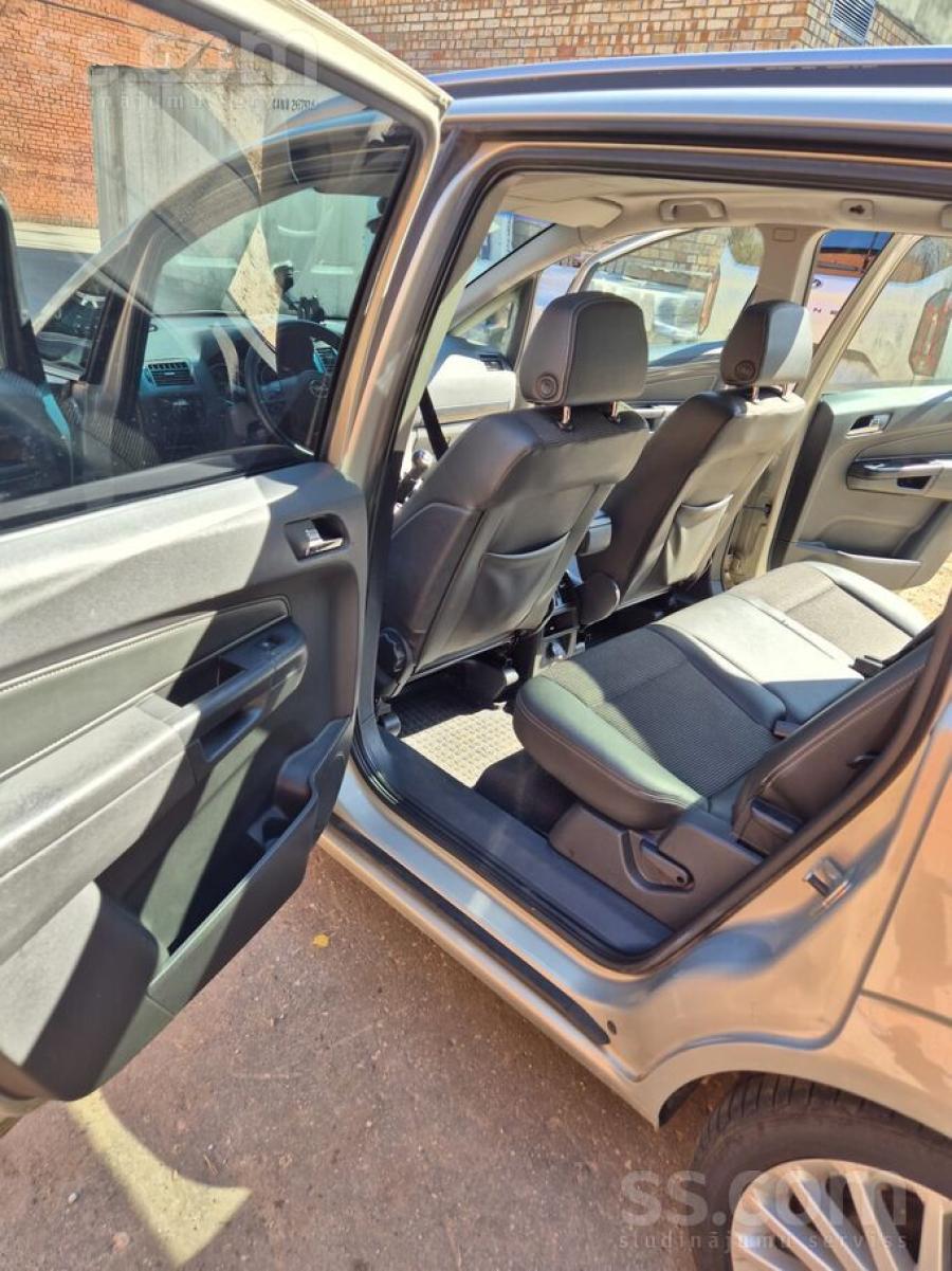 Yellow Opel Zafira 2006 in Jurmala, with an engine capacity of 2.00 L and mileage of 389 thousand km for 1500 €, photo 7 on AUTOMOTO.COM.LV