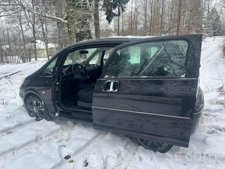 Black Peugeot 1007 2007 in Madona, with an engine capacity of 1.50 L and mileage of 134 thousand km for 2600 €, photo 6 on AUTOMOTO.COM.LV