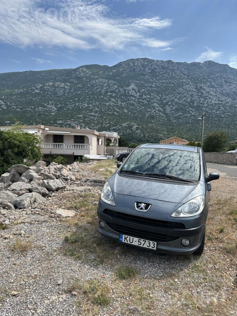 Grey Peugeot 1007 2005 in Riga, with an engine capacity of 1.40 L and mileage of 280 thousand km for 500 €, photo 1 on AUTOMOTO.COM.LV
