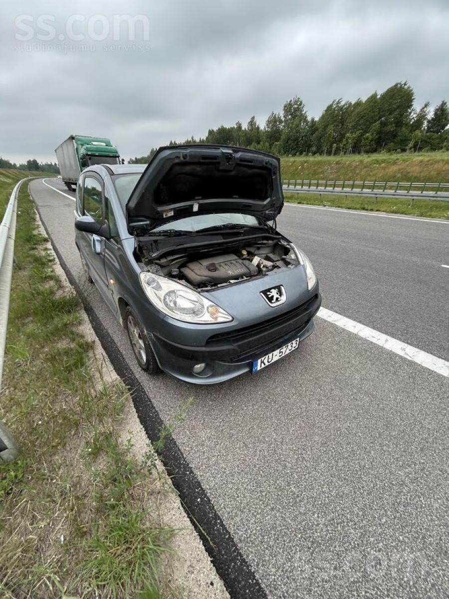 Grey Peugeot 1007 2005 in Riga, with an engine capacity of 1.40 L and mileage of 280 thousand km for 500 €, photo 3 on AUTOMOTO.COM.LV