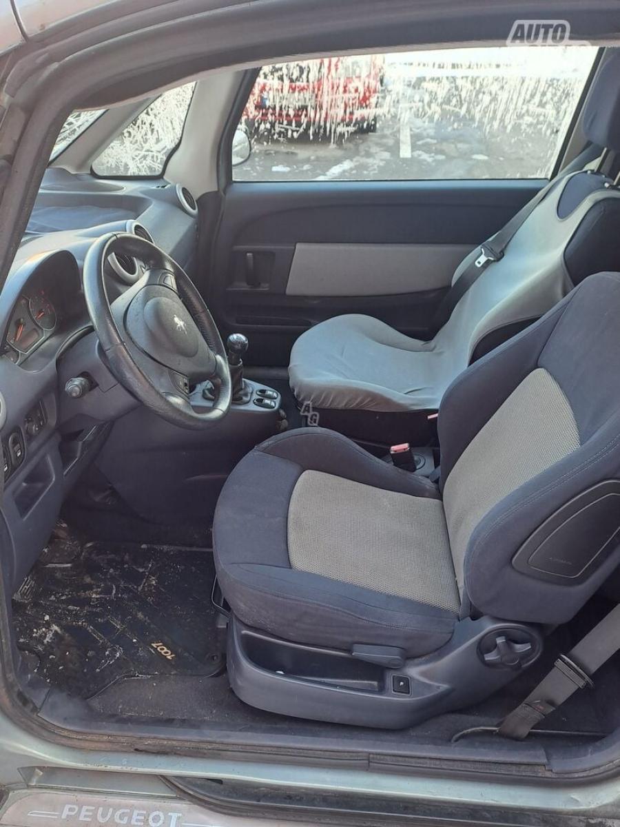 Pelēks Peugeot 1007 2005 Klaipėda, ar dzinēja tilpumu 1.40 L un nobraukumu 380 tūkst. km par 1100 €, foto 8 vietnē AUTOMOTO.COM.LV