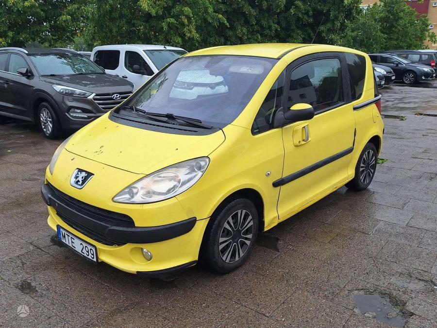 Yellow Peugeot 1007 2006 in Vilnius, with an engine capacity of 1.40 L and mileage of 193 thousand km for 650 €, photo 1 on AUTOMOTO.COM.LV