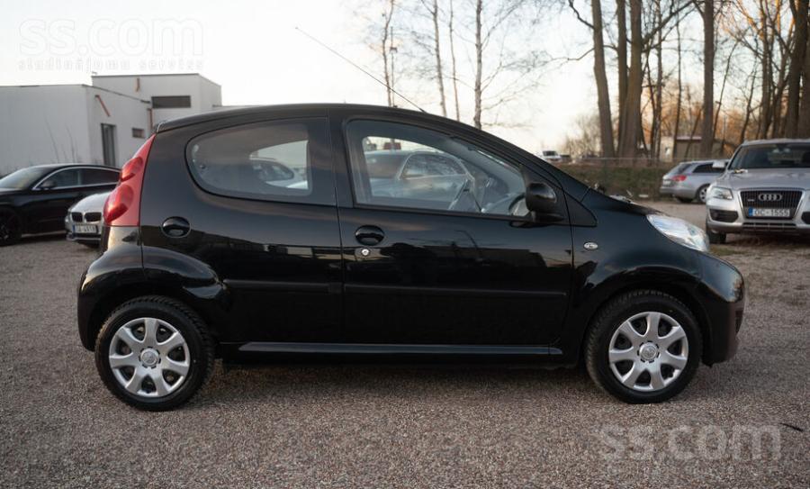 Black Peugeot 107 2009 in Liepaja, with an engine capacity of 1.00 L and mileage of 166 thousand km for 1370 €, photo 4 on AUTOMOTO.COM.LV