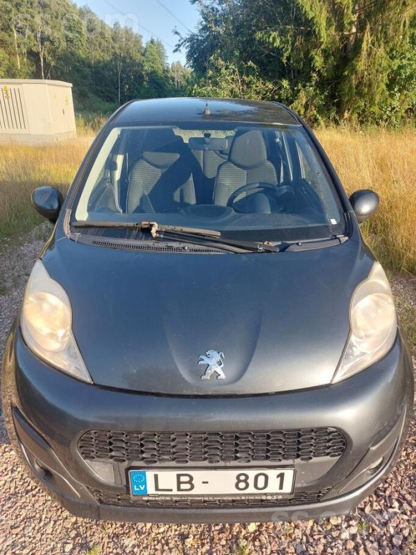Black Peugeot 107 2013 in Riga, with an engine capacity of 1.00 L and mileage of 212 thousand km for 1600 €, photo 2 on AUTOMOTO.COM.LV