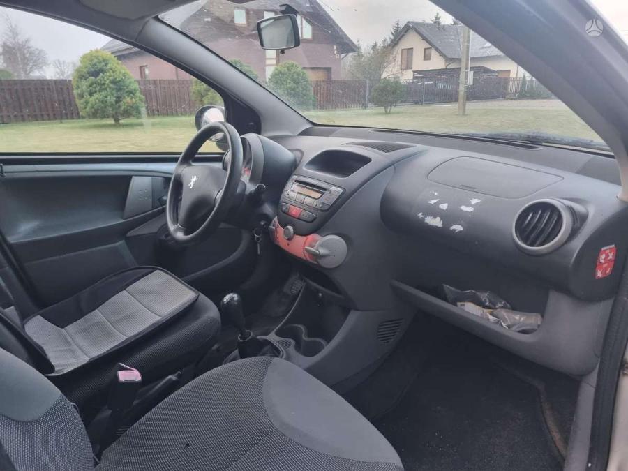 Pelēks Peugeot 107 2005 Marijampole, ar dzinēja tilpumu 1.00 L un nobraukumu 330 tūkst. km par 1200 €, foto 7 vietnē AUTOMOTO.COM.LV