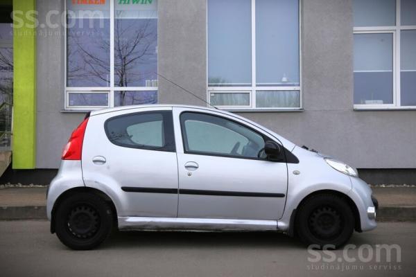 Pelēks Peugeot 107 2006 Rīga, ar dzinēja tilpumu 1.00 L un nobraukumu 259 tūkst. km par 1095 €, foto 3 vietnē AUTOMOTO.COM.LV