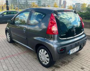 Pelēks Peugeot 107 2006 Viļņa, ar dzinēja tilpumu 1.00 L un nobraukumu 219 tūkst. km par 1250 €, foto 4 vietnē AUTOMOTO.COM.LV