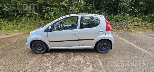 Grey Peugeot 107 2006 in Ogre, with an engine capacity of 1.00 L and mileage of 267 thousand km for 550 €, photo 7 on AUTOMOTO.COM.LV