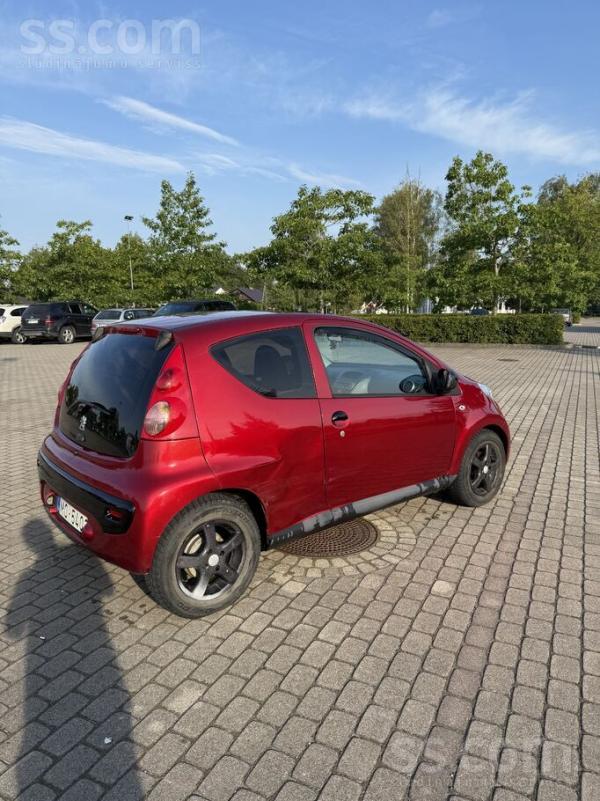 Red Peugeot 107 2006 in Jelgava, with an engine capacity of 1.00 L and mileage of 325 thousand km for 1400 €, photo 3 on AUTOMOTO.COM.LV