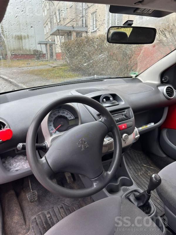 Sarkans Peugeot 107 2006 Rīga, ar dzinēja tilpumu 1.00 L un nobraukumu 301 tūkst. km par 500 €, foto 2 vietnē AUTOMOTO.COM.LV