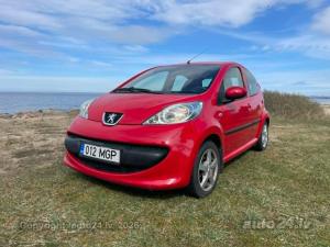 Sarkans Peugeot 107 2006 Tallina, ar dzinēja tilpumu 1.00 L un nobraukumu 131 tūkst. km par 1860 €, foto  vietnē AUTOMOTO.COM.LV