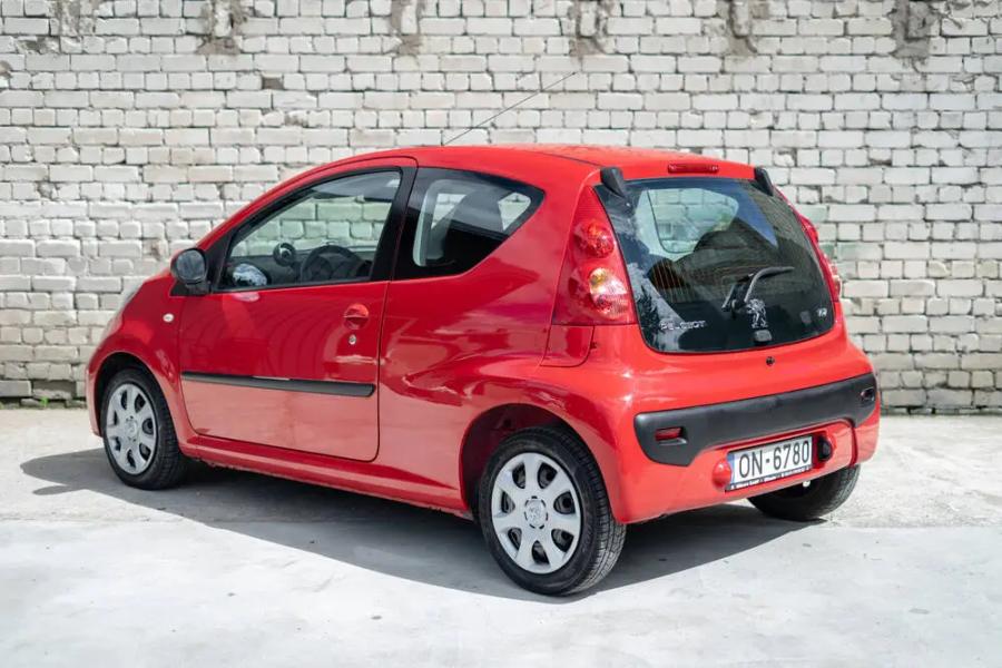 Sarkans Peugeot 107 2010 Liepāja, ar dzinēja tilpumu 1.00 L un nobraukumu 68 tūkst. km par 2700 €, foto 3 vietnē AUTOMOTO.COM.LV