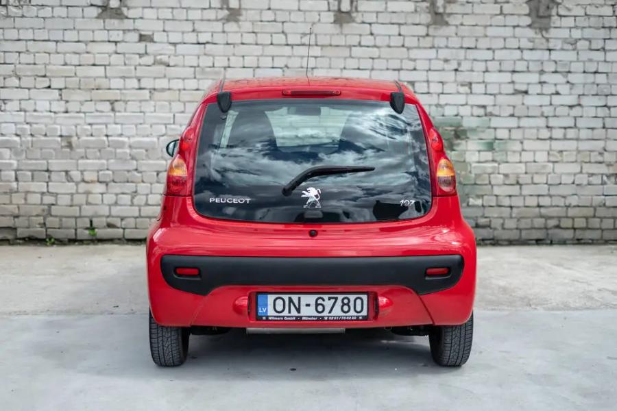 Sarkans Peugeot 107 2010 Liepāja, ar dzinēja tilpumu 1.00 L un nobraukumu 68 tūkst. km par 2700 €, foto 4 vietnē AUTOMOTO.COM.LV