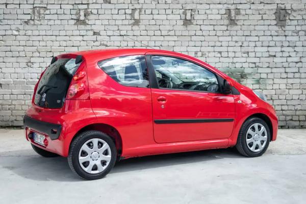 Sarkans Peugeot 107 2010 Liepāja, ar dzinēja tilpumu 1.00 L un nobraukumu 68 tūkst. km par 2700 €, foto 4 vietnē AUTOMOTO.COM.LV
