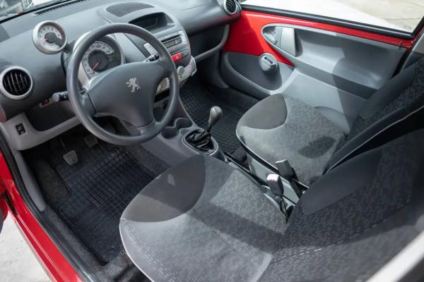 Sarkans Peugeot 107 2010 Liepāja, ar dzinēja tilpumu 1.00 L un nobraukumu 68 tūkst. km par 2700 €, foto 7 vietnē AUTOMOTO.COM.LV