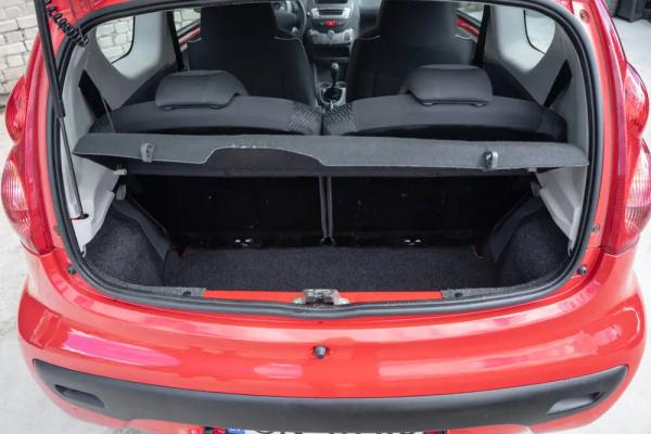 Sarkans Peugeot 107 2010 Liepāja, ar dzinēja tilpumu 1.00 L un nobraukumu 68 tūkst. km par 2700 €, foto 8 vietnē AUTOMOTO.COM.LV