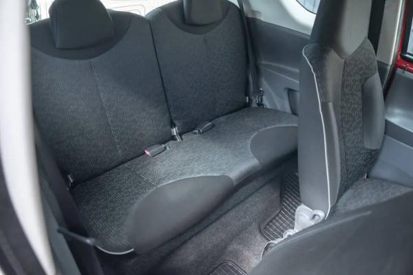 Sarkans Peugeot 107 2010 Liepāja, ar dzinēja tilpumu 1.00 L un nobraukumu 68 tūkst. km par 2700 €, foto 9 vietnē AUTOMOTO.COM.LV