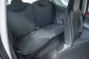 Sarkans Peugeot 107 2010 Liepāja, ar dzinēja tilpumu 1.00 L un nobraukumu 68 tūkst. km par 2700 €, foto 10 vietnē AUTOMOTO.COM.LV