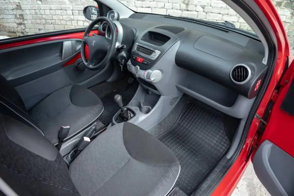 Sarkans Peugeot 107 2010 Liepāja, ar dzinēja tilpumu 1.00 L un nobraukumu 68 tūkst. km par 2700 €, foto 10 vietnē AUTOMOTO.COM.LV