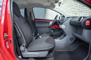 Sarkans Peugeot 107 2010 Liepāja, ar dzinēja tilpumu 1.00 L un nobraukumu 68 tūkst. km par 2700 €, foto 12 vietnē AUTOMOTO.COM.LV