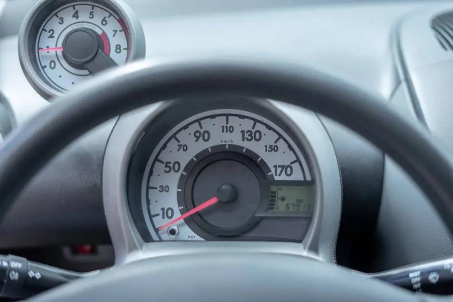 Sarkans Peugeot 107 2010 Liepāja, ar dzinēja tilpumu 1.00 L un nobraukumu 68 tūkst. km par 2700 €, foto 13 vietnē AUTOMOTO.COM.LV