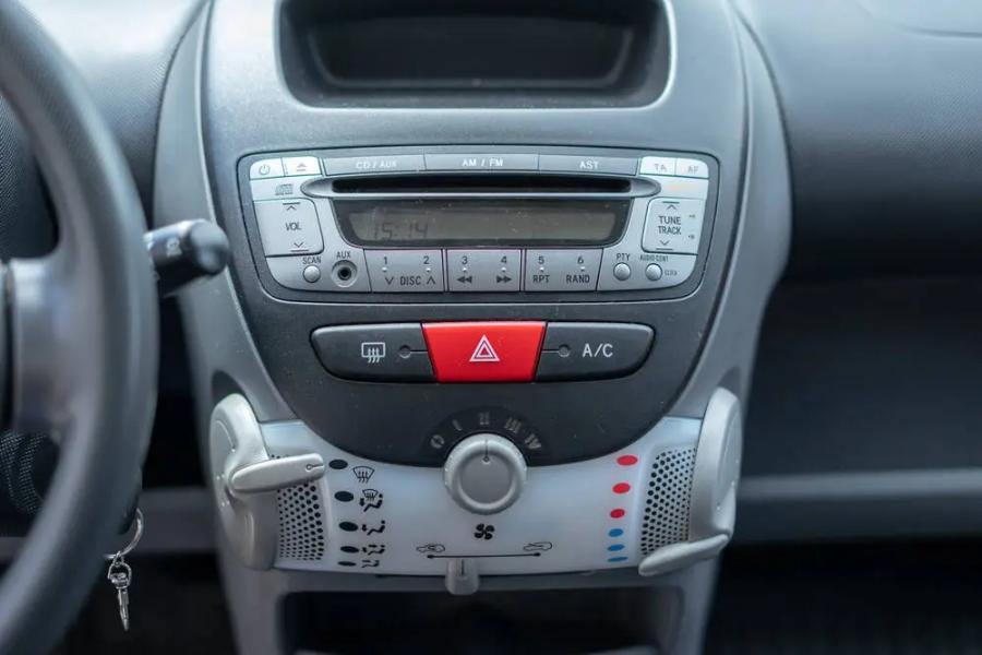 Sarkans Peugeot 107 2010 Liepāja, ar dzinēja tilpumu 1.00 L un nobraukumu 68 tūkst. km par 2700 €, foto 14 vietnē AUTOMOTO.COM.LV