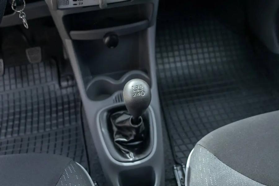 Sarkans Peugeot 107 2010 Liepāja, ar dzinēja tilpumu 1.00 L un nobraukumu 68 tūkst. km par 2700 €, foto 15 vietnē AUTOMOTO.COM.LV