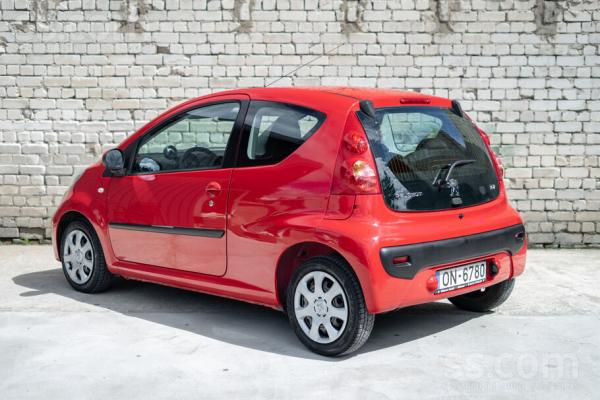 Sarkans Peugeot 107 2010 Liepāja, ar dzinēja tilpumu 1.00 L un nobraukumu 68 tūkst. km par 2700 €, foto 4 vietnē AUTOMOTO.COM.LV