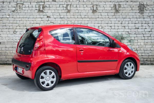 Sarkans Peugeot 107 2010 Liepāja, ar dzinēja tilpumu 1.00 L un nobraukumu 68 tūkst. km par 2700 €, foto 6 vietnē AUTOMOTO.COM.LV
