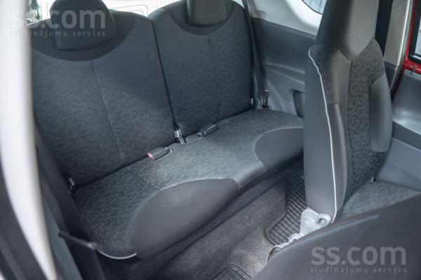 Sarkans Peugeot 107 2010 Liepāja, ar dzinēja tilpumu 1.00 L un nobraukumu 68 tūkst. km par 2700 €, foto 9 vietnē AUTOMOTO.COM.LV