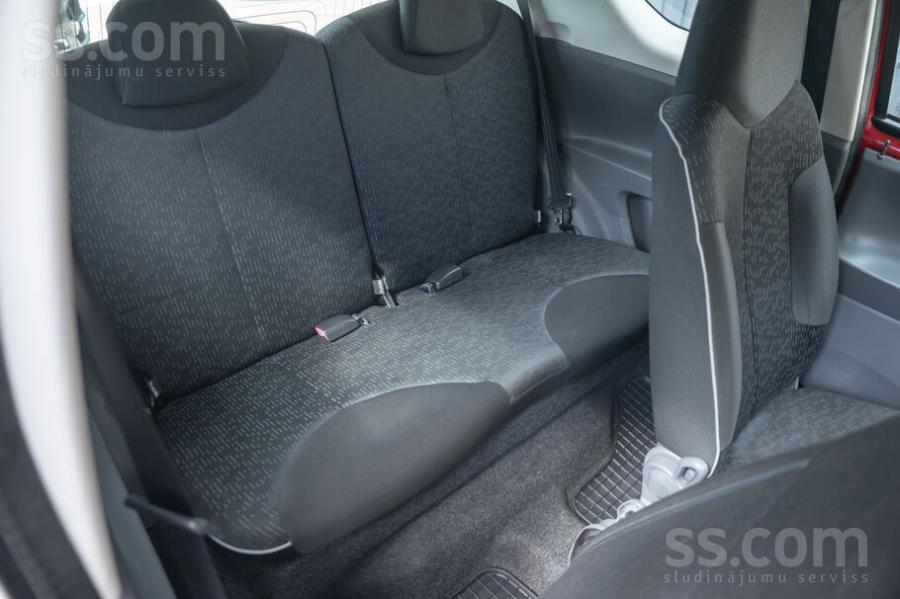 Sarkans Peugeot 107 2010 Liepāja, ar dzinēja tilpumu 1.00 L un nobraukumu 68 tūkst. km par 2700 €, foto 10 vietnē AUTOMOTO.COM.LV