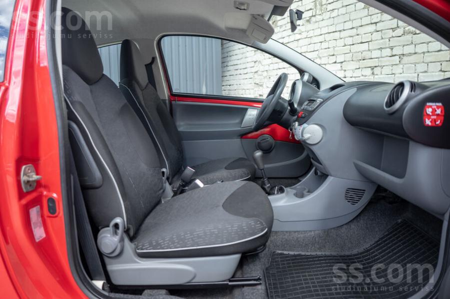Sarkans Peugeot 107 2010 Liepāja, ar dzinēja tilpumu 1.00 L un nobraukumu 68 tūkst. km par 2700 €, foto 12 vietnē AUTOMOTO.COM.LV