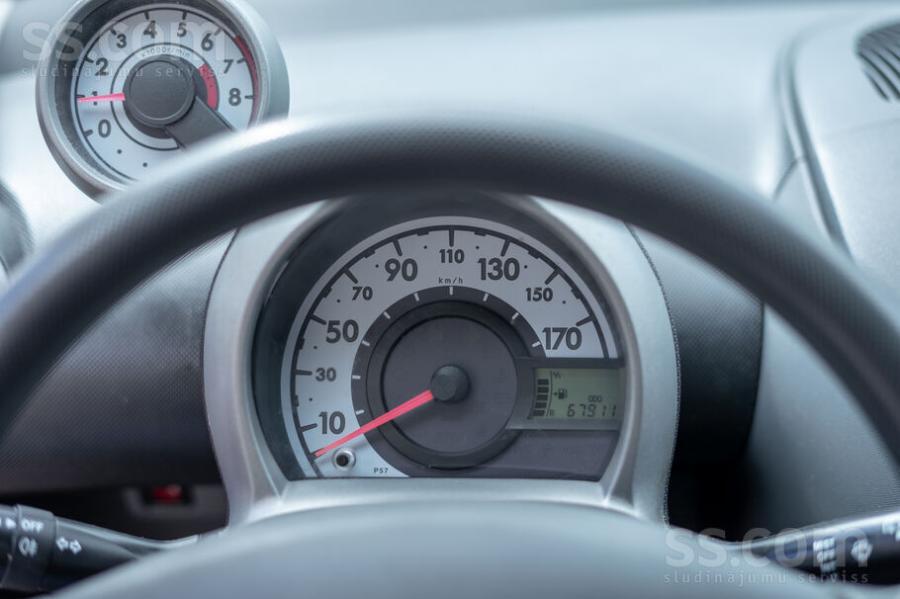 Sarkans Peugeot 107 2010 Liepāja, ar dzinēja tilpumu 1.00 L un nobraukumu 68 tūkst. km par 2700 €, foto 13 vietnē AUTOMOTO.COM.LV