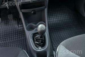 Sarkans Peugeot 107 2010 Liepāja, ar dzinēja tilpumu 1.00 L un nobraukumu 68 tūkst. km par 2700 €, foto 15 vietnē AUTOMOTO.COM.LV