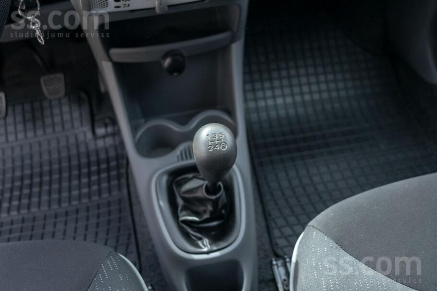 Sarkans Peugeot 107 2010 Liepāja, ar dzinēja tilpumu 1.00 L un nobraukumu 68 tūkst. km par 2700 €, foto 15 vietnē AUTOMOTO.COM.LV