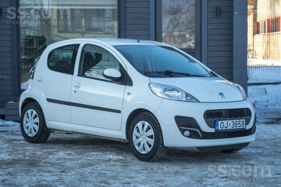 White Peugeot 107 2013 in Riga, with an engine capacity of 1.00 L and mileage of 134 thousand km for 3000 €, photo 2 on AUTOMOTO.COM.LV