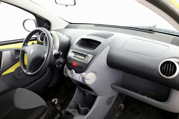 Yellow Peugeot 107 2008 in Tallinn, with an engine capacity of 1.00 L and mileage of 224 thousand km for 399 €, photo 5 on AUTOMOTO.COM.LV