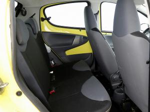 Dzeltens Peugeot 107 2008 Tallina, ar dzinēja tilpumu 1.00 L un nobraukumu 224 tūkst. km par 399 €, foto 8 vietnē AUTOMOTO.COM.LV