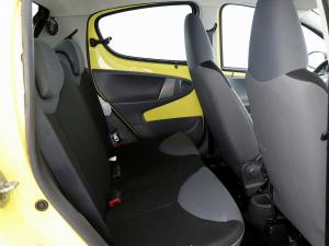 Dzeltens Peugeot 107 2008 Tallina, ar dzinēja tilpumu 1.00 L un nobraukumu 224 tūkst. km par 399 €, foto 15 vietnē AUTOMOTO.COM.LV