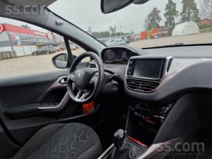 Melns Peugeot 2008 2013 Valmiera, ar dzinēja tilpumu 1.20 L un nobraukumu 195 tūkst. km par 5500 €, foto 5 vietnē AUTOMOTO.COM.LV