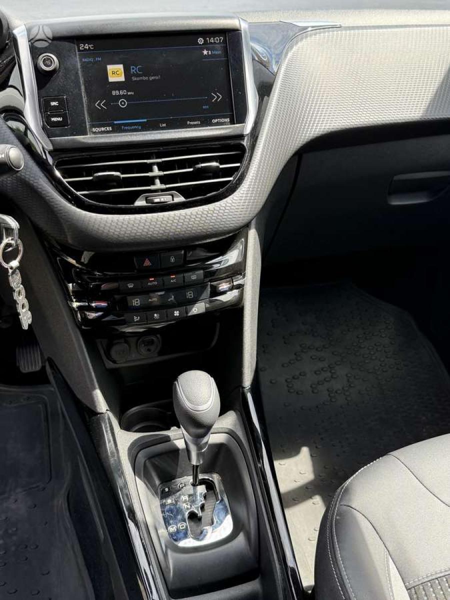 Melns Peugeot 2008 2018 Viļņa, ar dzinēja tilpumu 1.20 L un nobraukumu 74 tūkst. km par 8000 €, foto 7 vietnē AUTOMOTO.COM.LV
