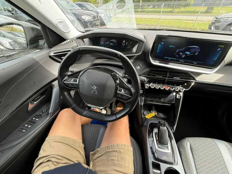 Melns Peugeot 2008 2021 Šauļi, ar dzinēja tilpumu 0.00 L un nobraukumu 127 tūkst. km par 13900 €, foto 21 vietnē AUTOMOTO.COM.LV