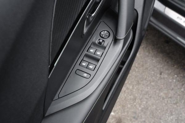 Melns Peugeot 2008 2024 Rīga, ar dzinēja tilpumu 1.20 L un nobraukumu 30 tūkst. km par 18950 €, foto 9 vietnē AUTOMOTO.COM.LV